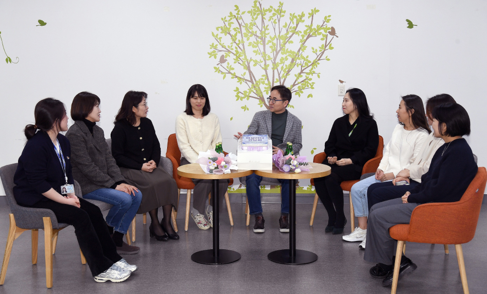 Chang Duckhyun, CEO of Samsung Electro-Mechanics, met with Female ...